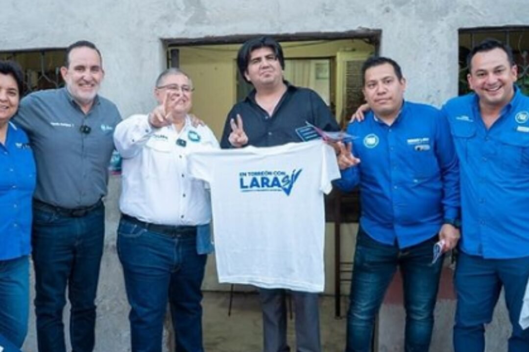 Sergio Lara recorre la colonia Vencedora de Torreón